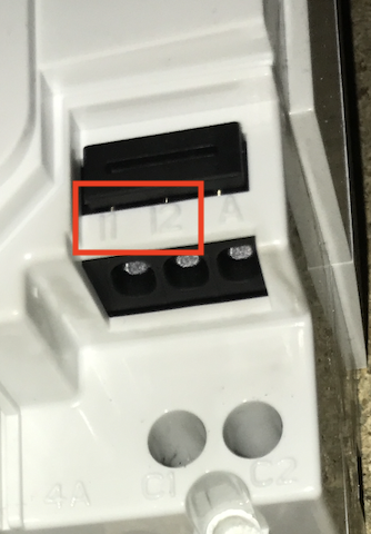 Des câbles sont déjà branchés sur l'emplacement dédié à la clé Linky ...